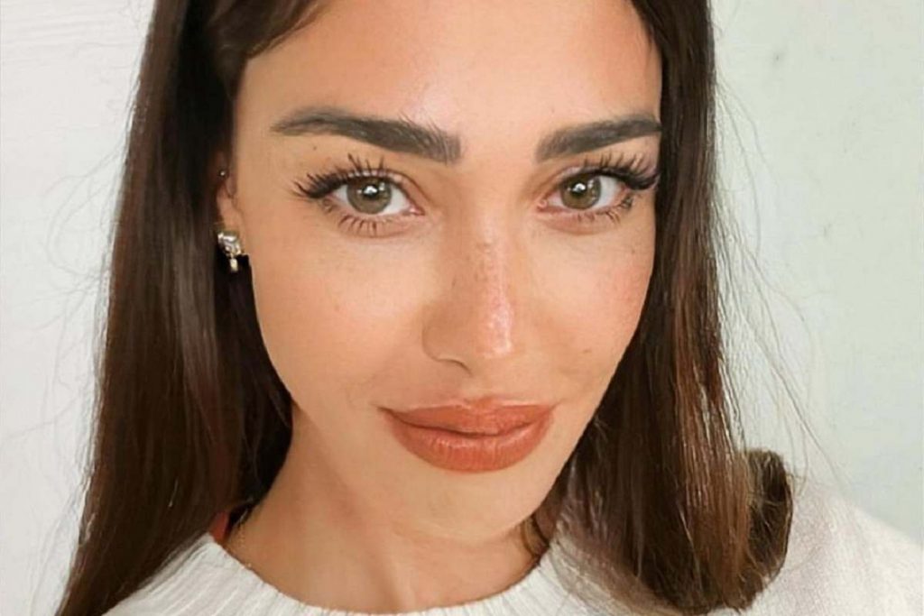 Belen Rodriguez torna sui social: la foto senza trucco e il messaggio ...
