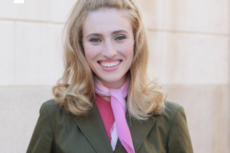 Il Paradiso delle signore, capelli rossi e sguardo seducente: Delia ...