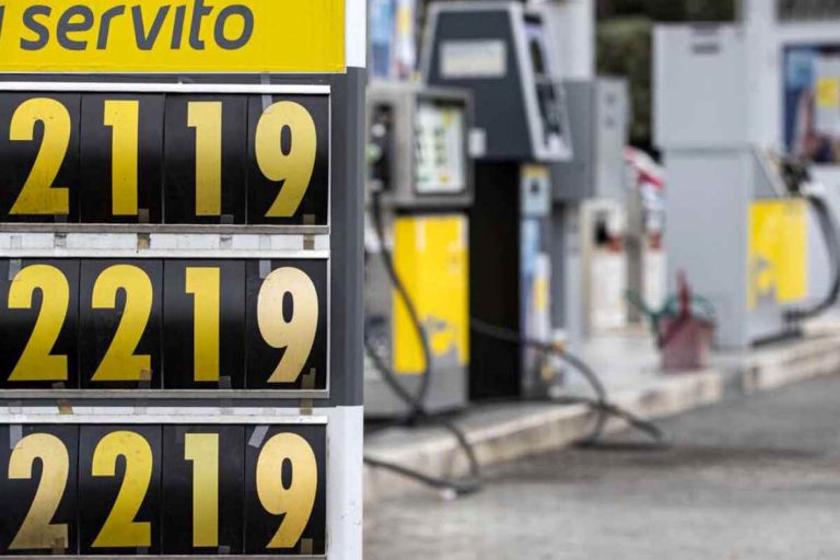 Prezzo della benzina cresce in vista della Pasqua: fai attenzione se ti metti in viaggio